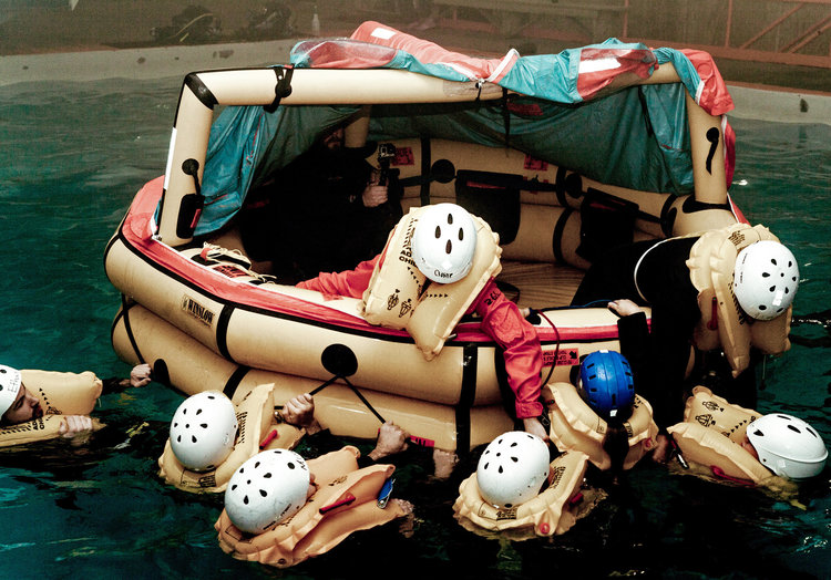 Plane crash simulation to become a better team player! - Ubiquest